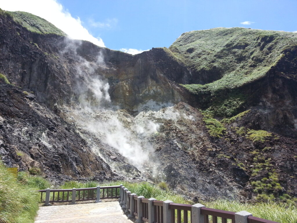 Go on a Beitou and Yangmingshan Day Tour | Edison Tours